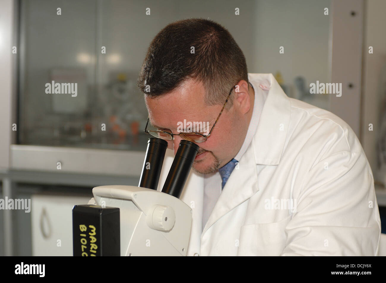 University microscope hi-res stock photography and images - Alamy