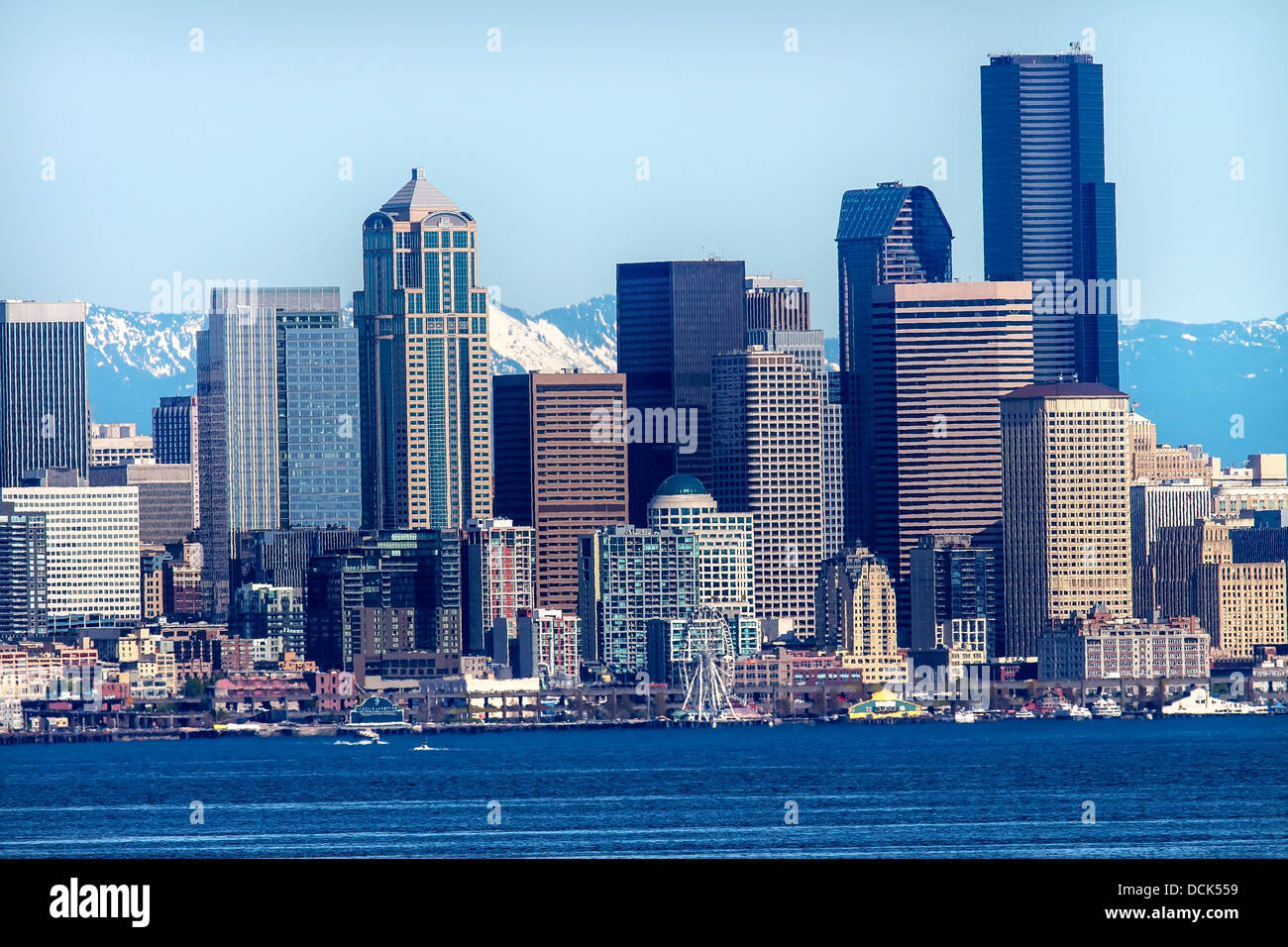 Seattle skyline mountains hi-res stock photography and images - Alamy