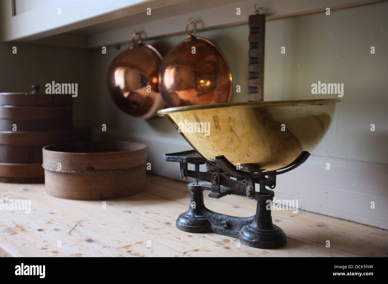 Copper pans hi-res stock photography and images - Alamy