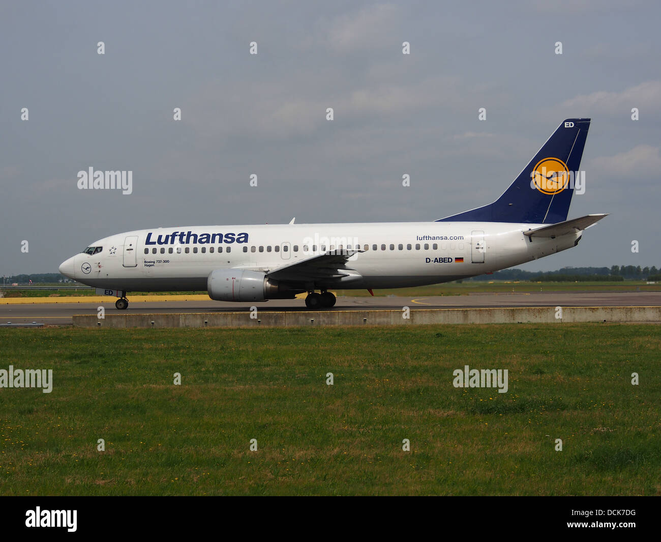 The D-ABED is a Lufthansa Boeing 737-330, a short to medium-haul ...