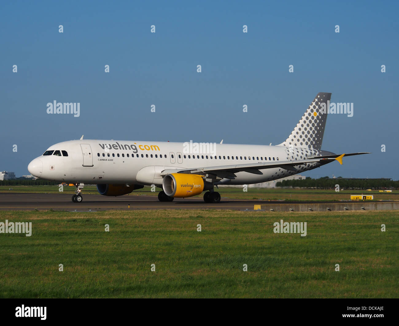 The EC-KHN is a Vueling Airbus A320-216, a narrow-body airliner used ...