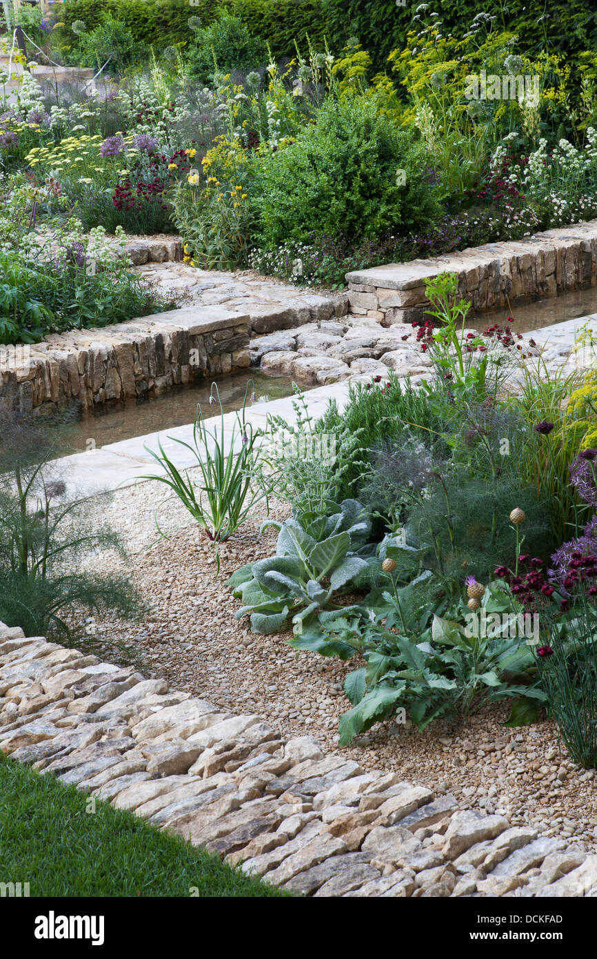 Sunken garden with sculptural columns and mediterranean planting Stock ...