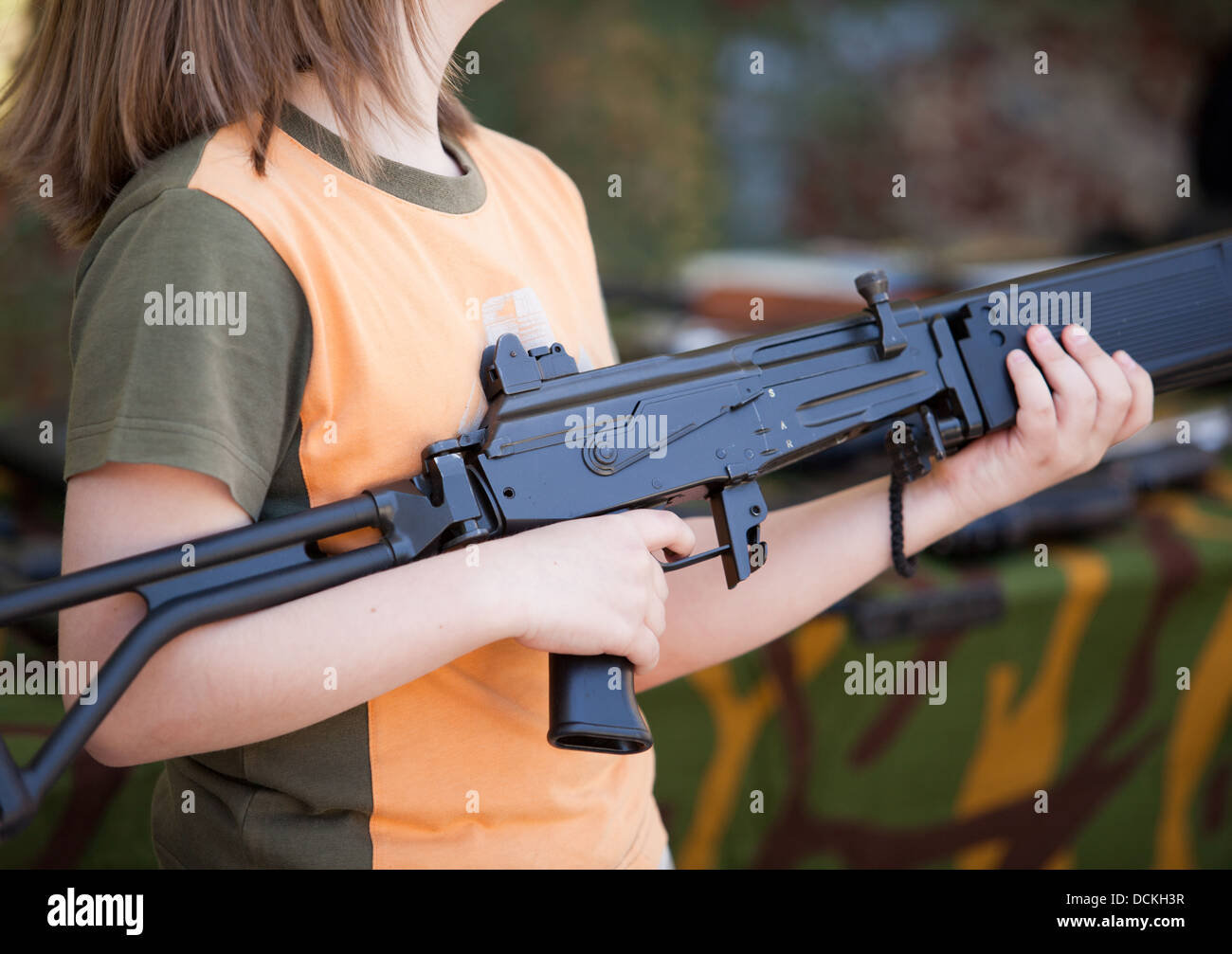 teenage boy with machine gun practicing Stock Photo - Alamy