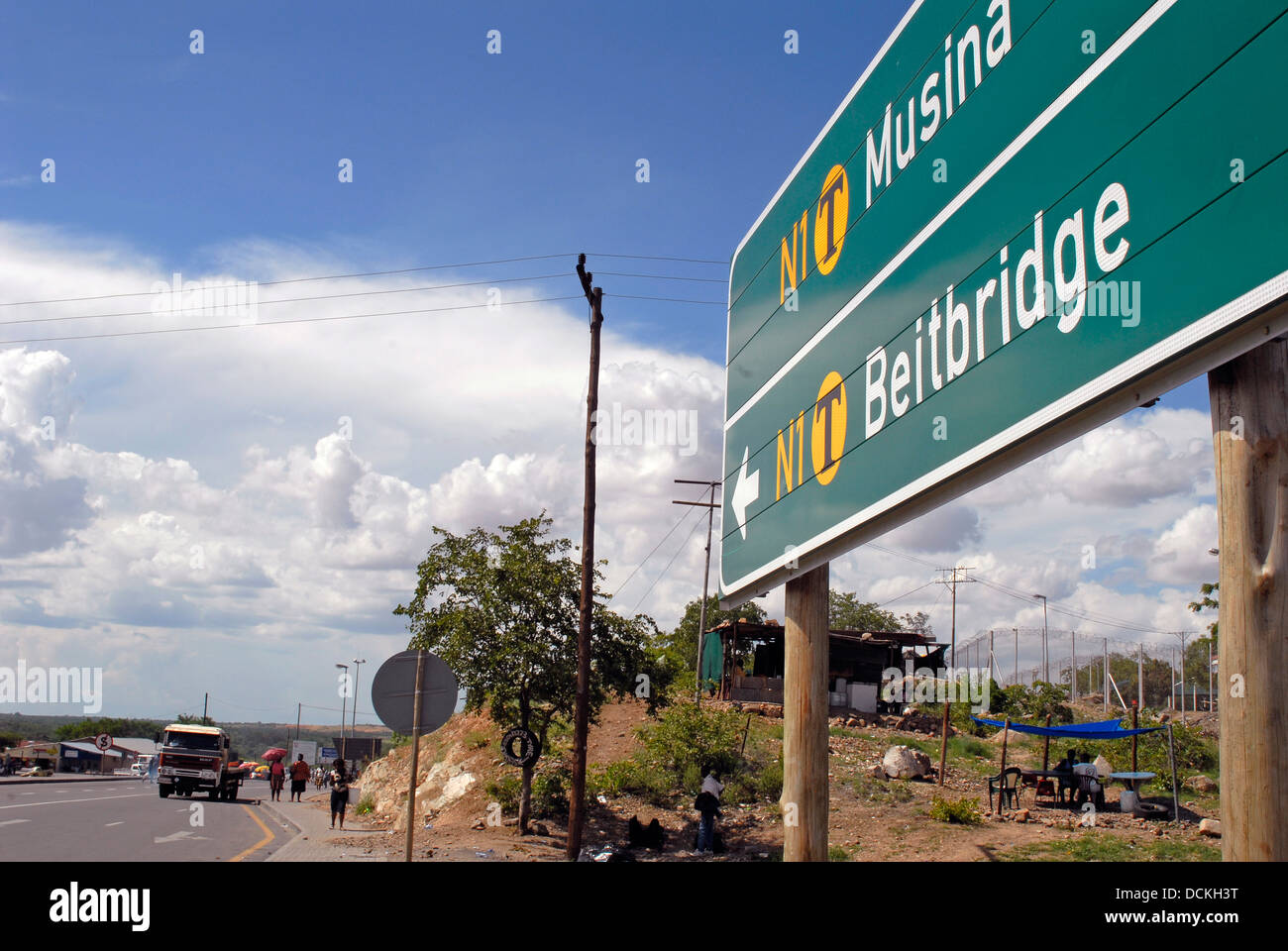 Border post beit bridge hi-res stock photography and images - Alamy