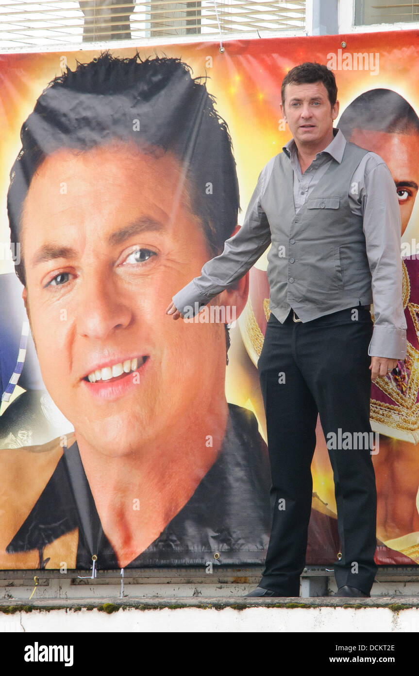 Shane Richie Eastenders star poses for pictures to promote 'Aladdin ...