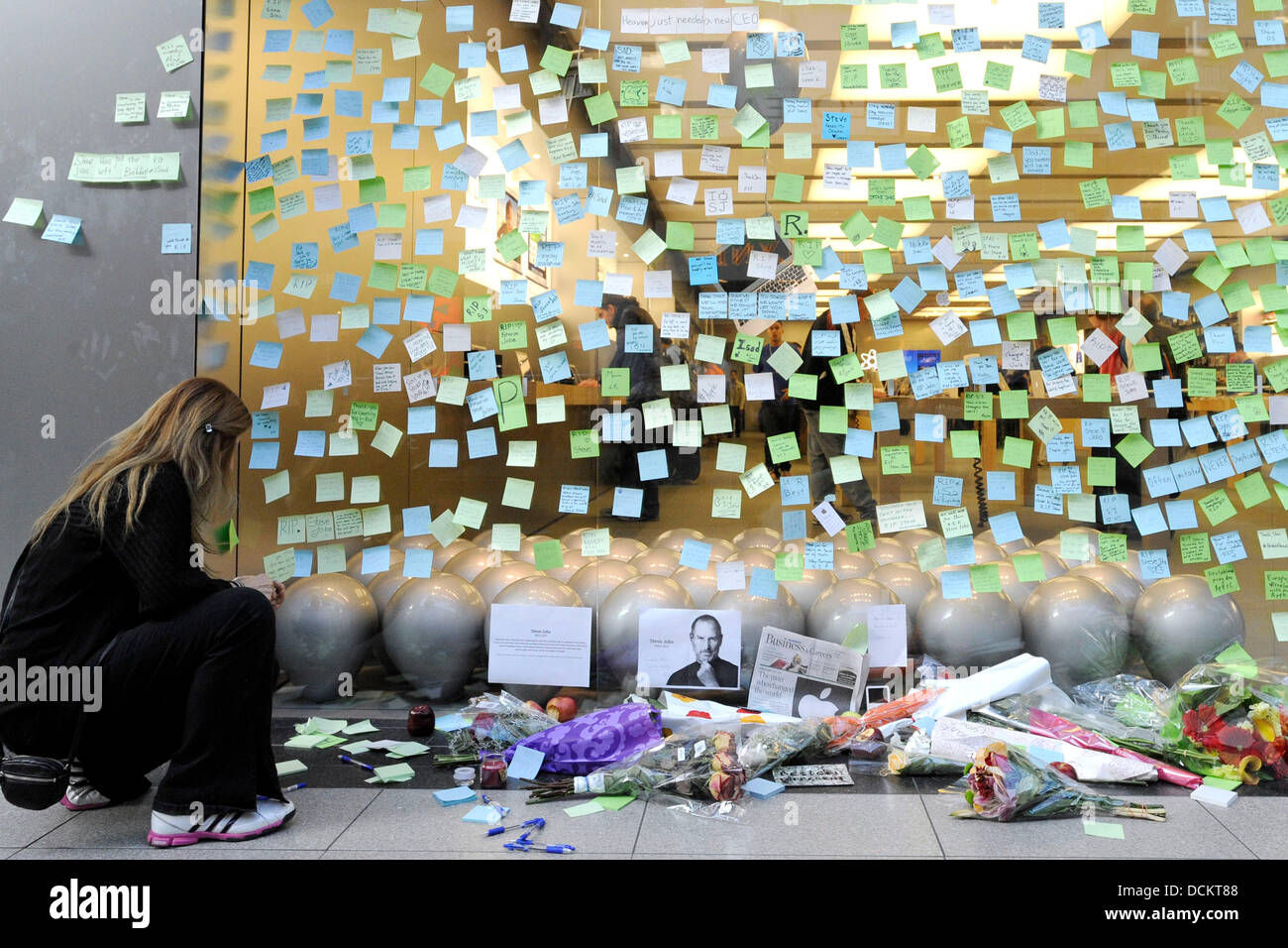 Apple fans mourn the death of Apple Inc. founder Steve Jobs at Apple ...