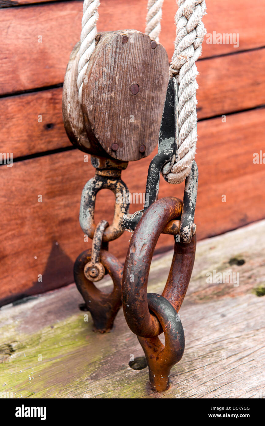 Old sailing wooden blocks rigging hi-res stock photography and images ...
