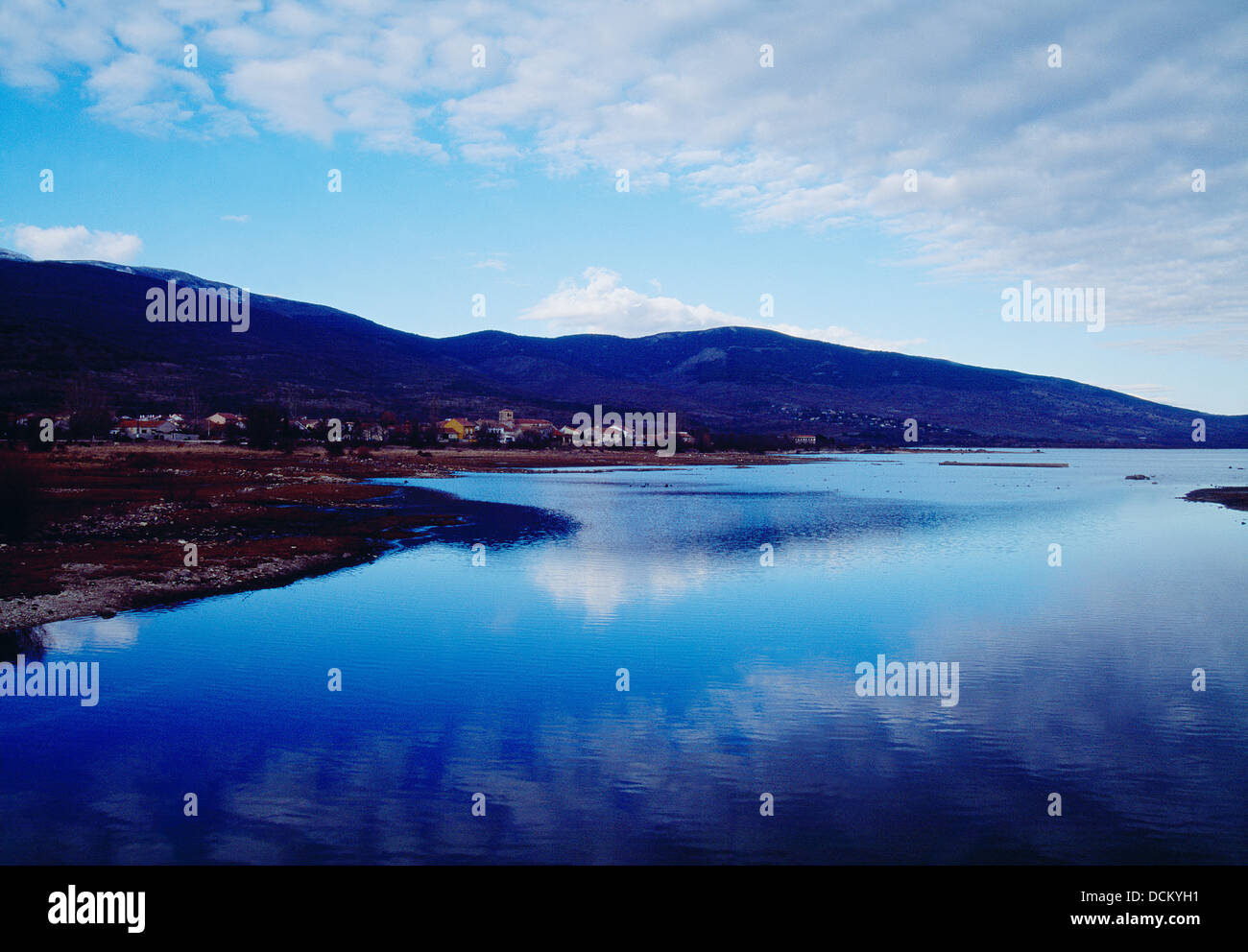 El color del cielo reflejado en el agua hi-res stock photography and ...