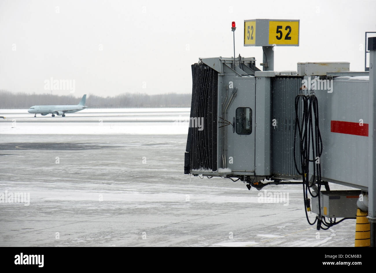 Aircraft docking station hi-res stock photography and images - Alamy