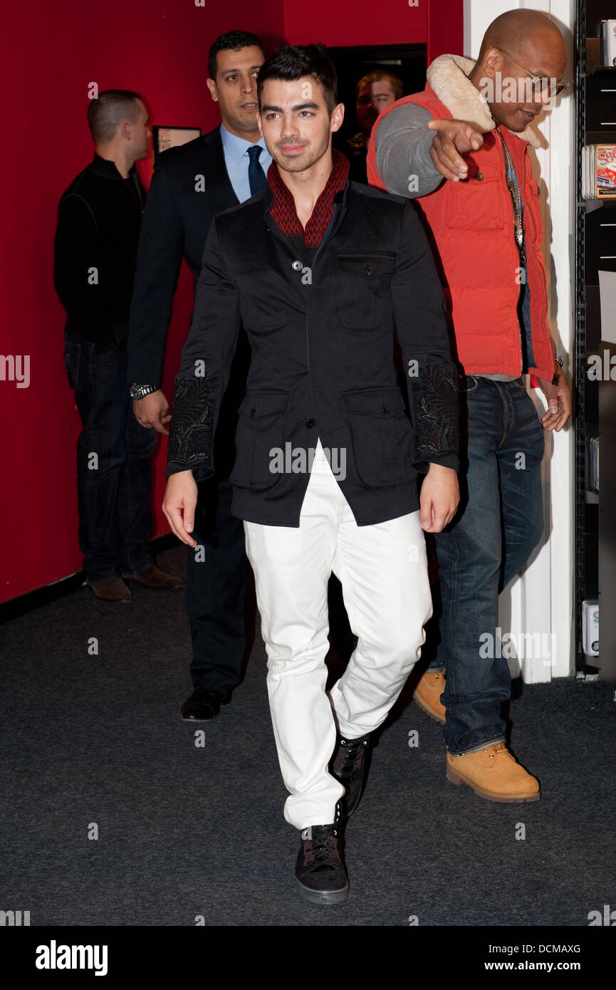 Joe Jonas promotes his new album, 'Fastlife,' at Virgin Megastore ...