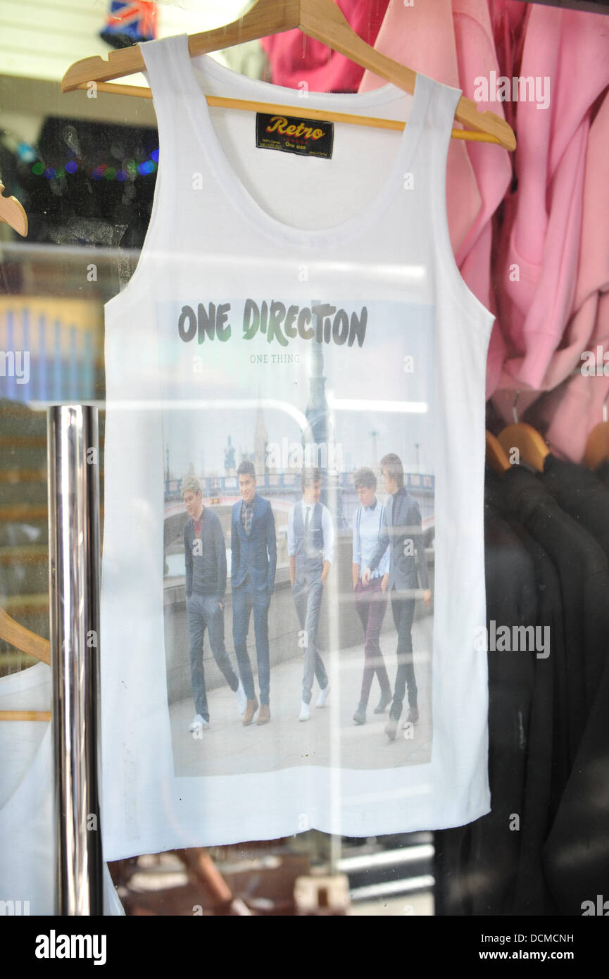 One direction merchandise hi-res stock photography and images - Alamy