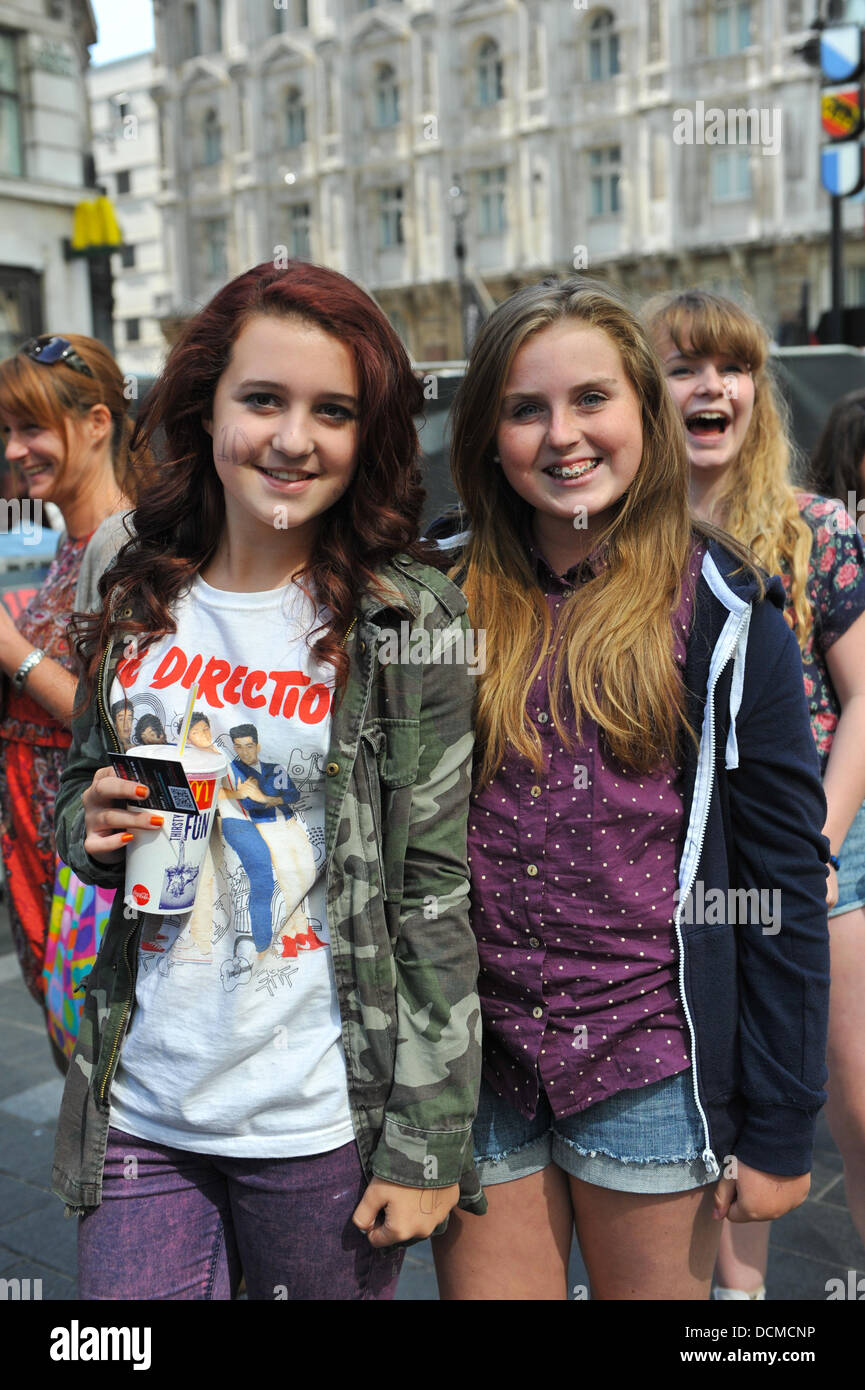 Teenage fans hi-res stock photography and images - Alamy