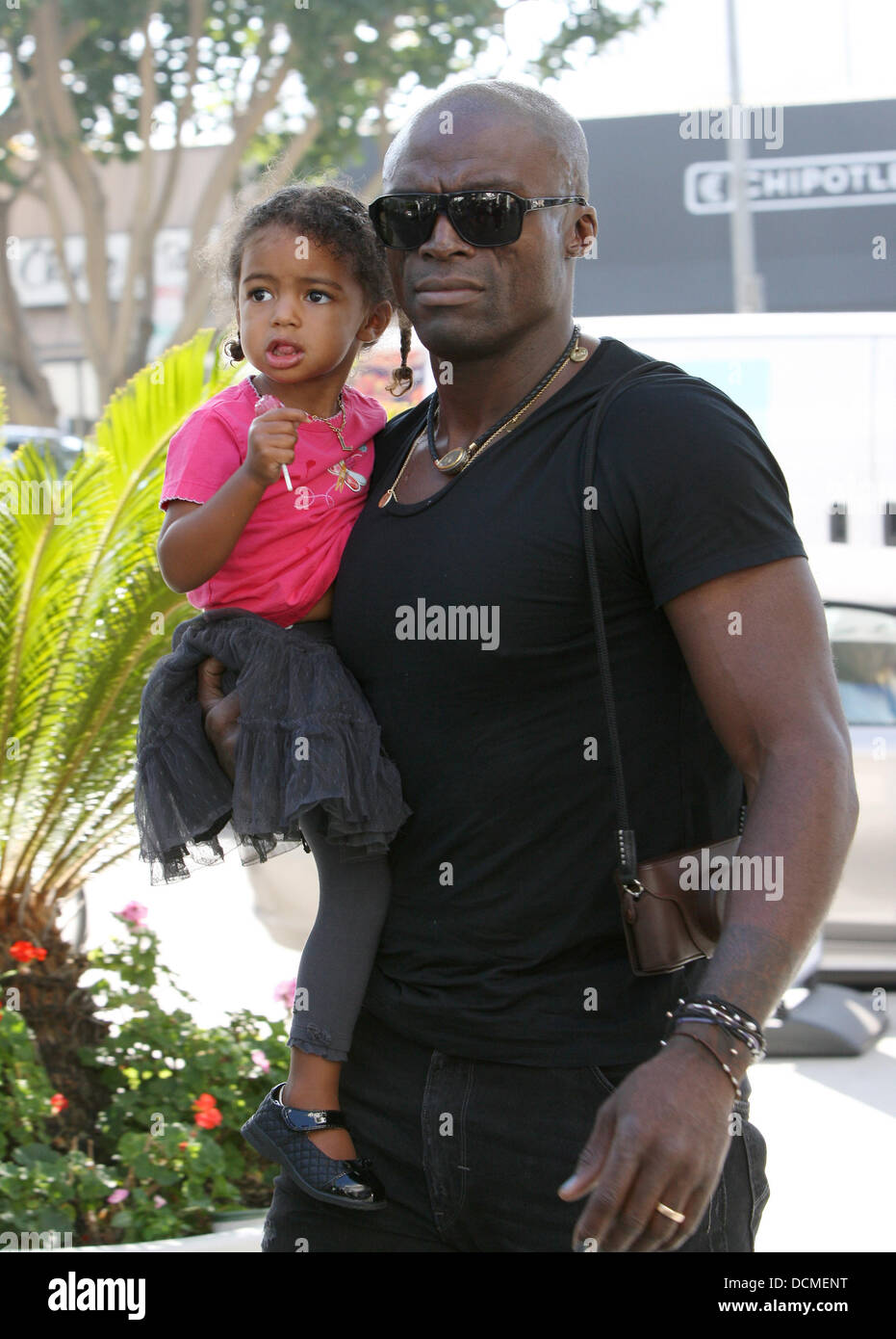 Seal and his daughter go for lunch with their children in Brentwood ...