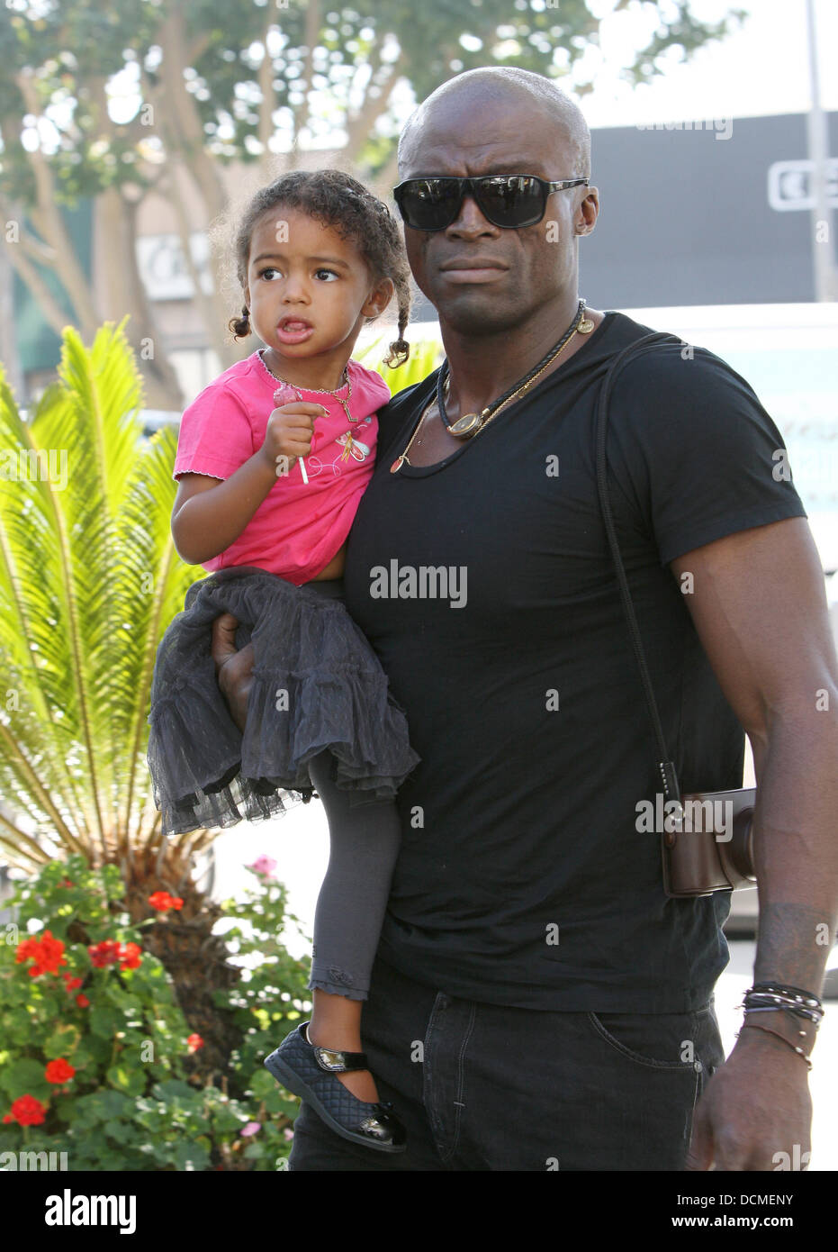 Seal and his daughter go for lunch with their children in Brentwood ...