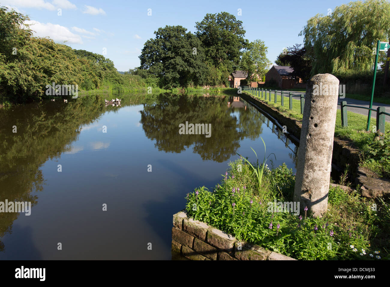 Village of Coddington, England. Picturesque summer view of Coddington ...