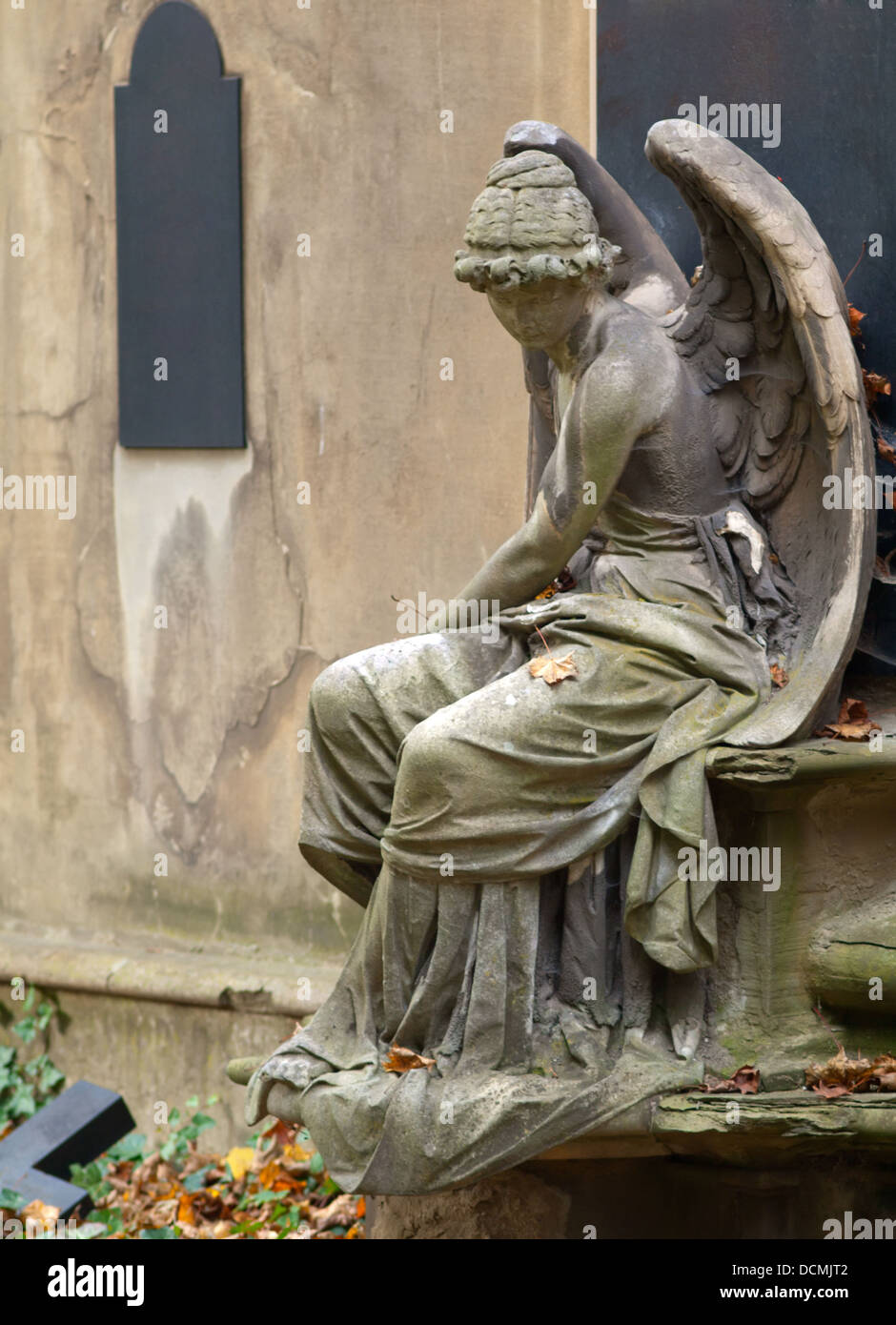 Black angel statue hi-res stock photography and images - Alamy