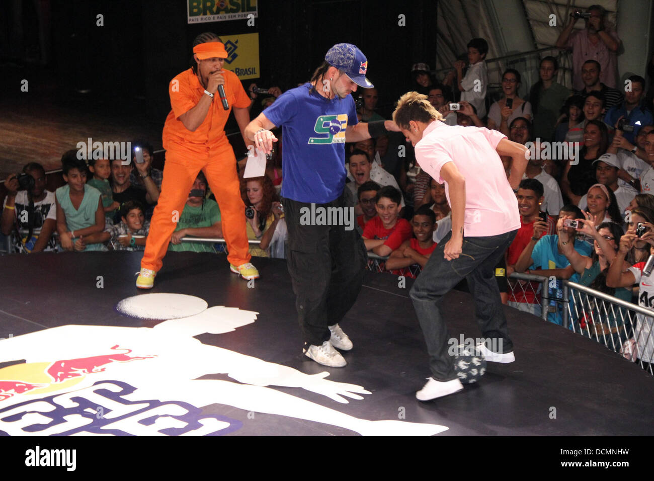 NEYMAR DISPLAYS STREET-STYLE SAMBA SOCCER SKILLS Brazilian footballer ...