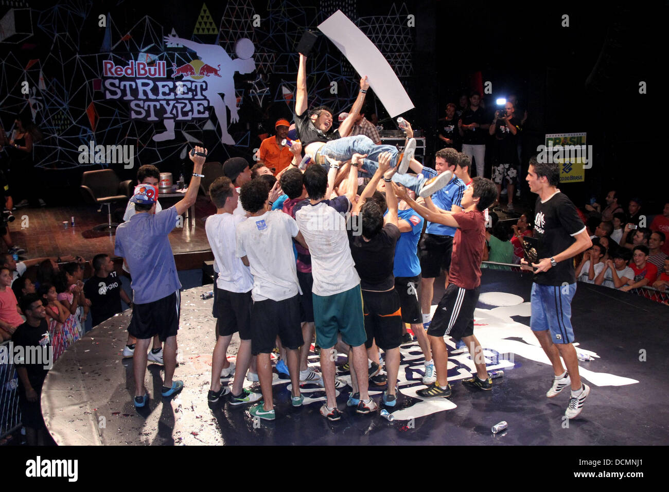 NEYMAR DISPLAYS STREET-STYLE SAMBA SOCCER SKILLS Brazilian footballer ...