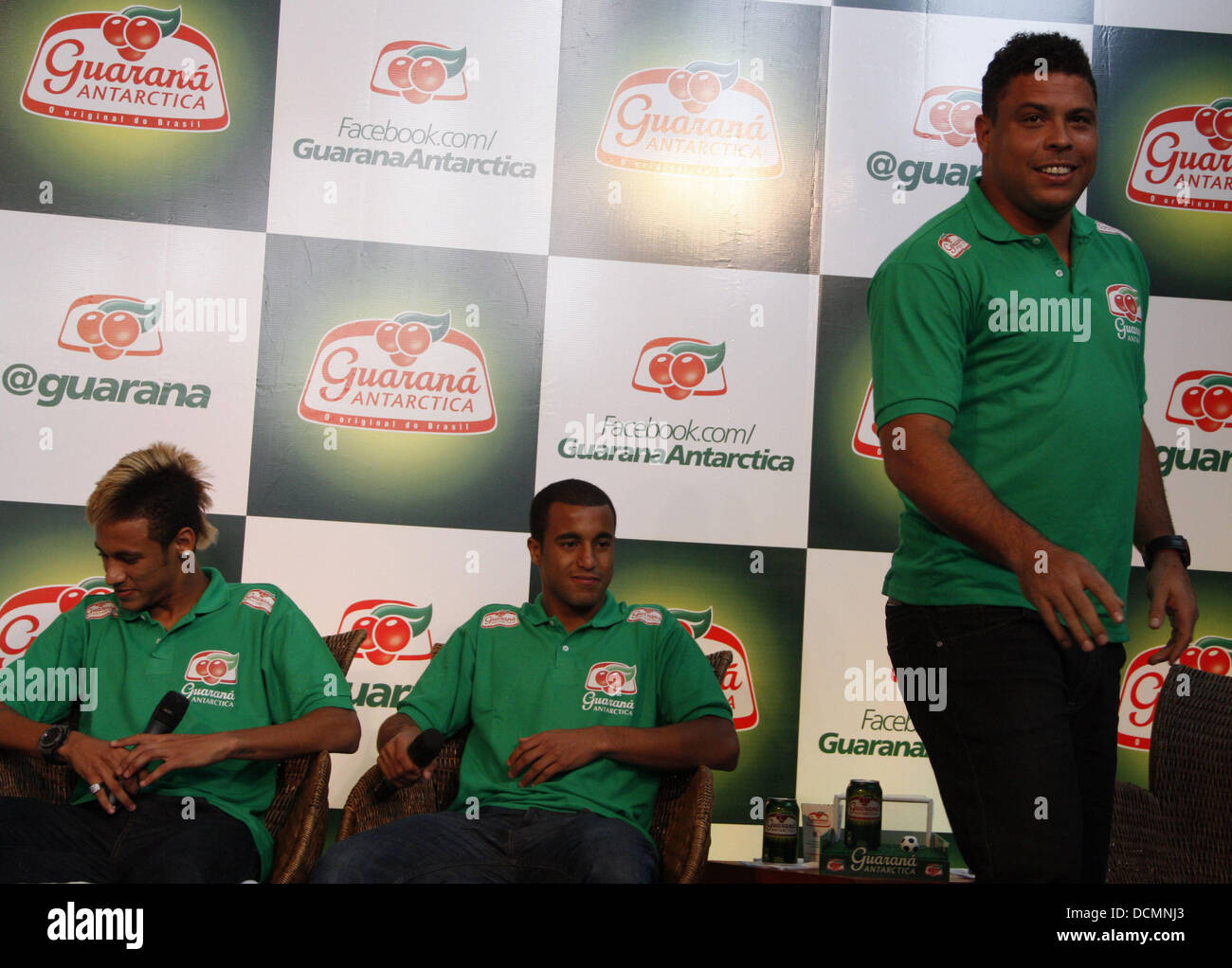 NEYMAR DISPLAYS STREET-STYLE SAMBA SOCCER SKILLS Brazilian footballer ...