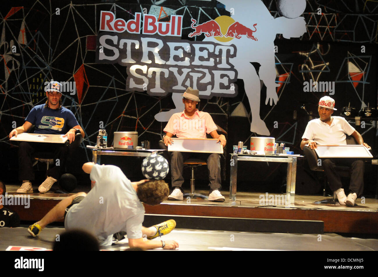 NEYMAR DISPLAYS STREET-STYLE SAMBA SOCCER SKILLS Brazilian footballer ...