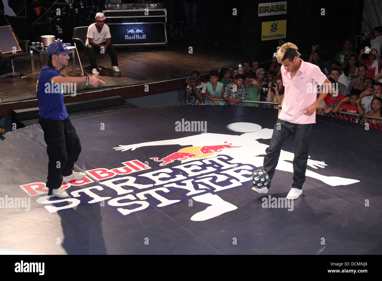 NEYMAR DISPLAYS STREET-STYLE SAMBA SOCCER SKILLS Brazilian footballer ...