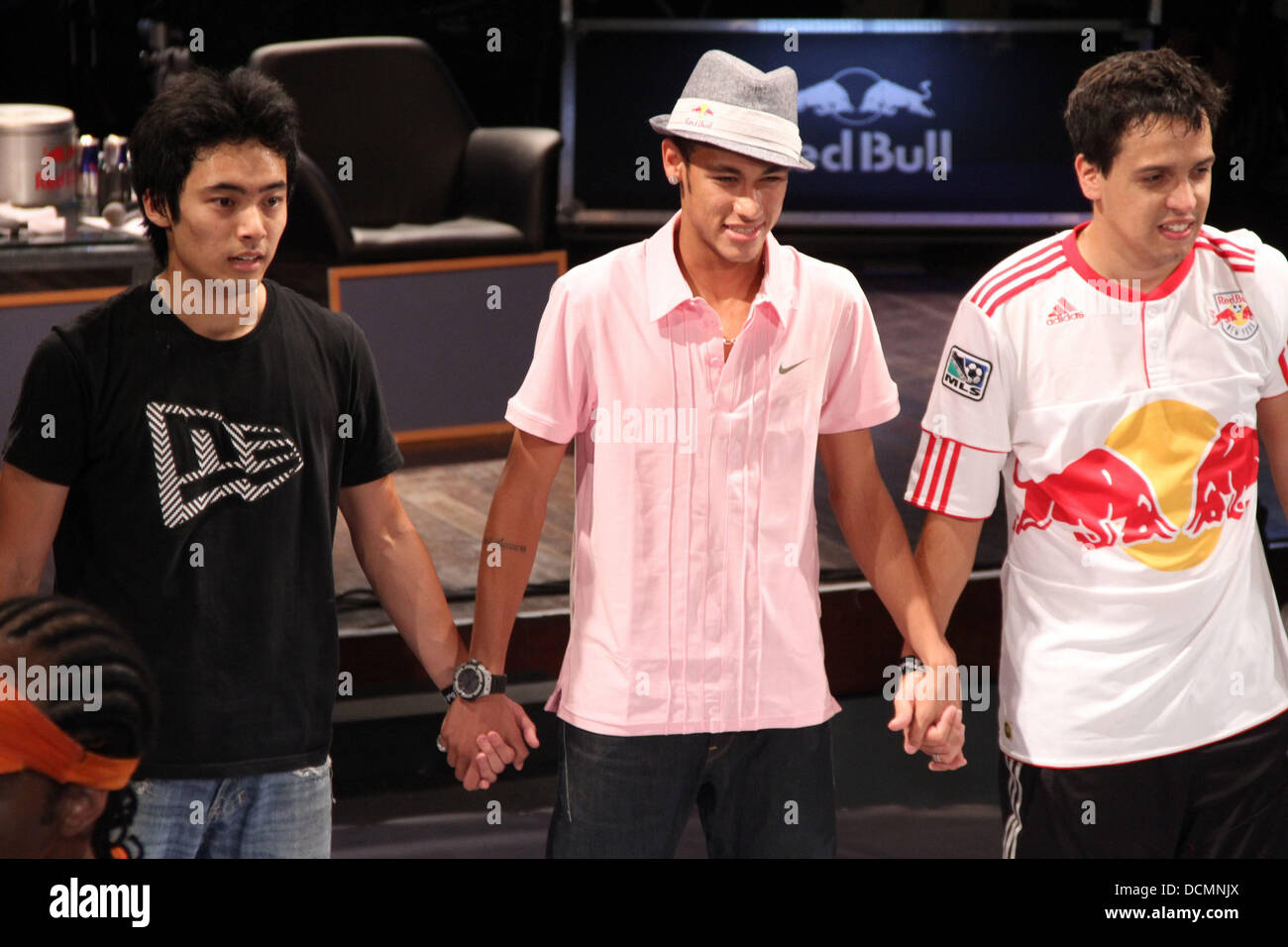 NEYMAR DISPLAYS STREET-STYLE SAMBA SOCCER SKILLS Brazilian footballer ...