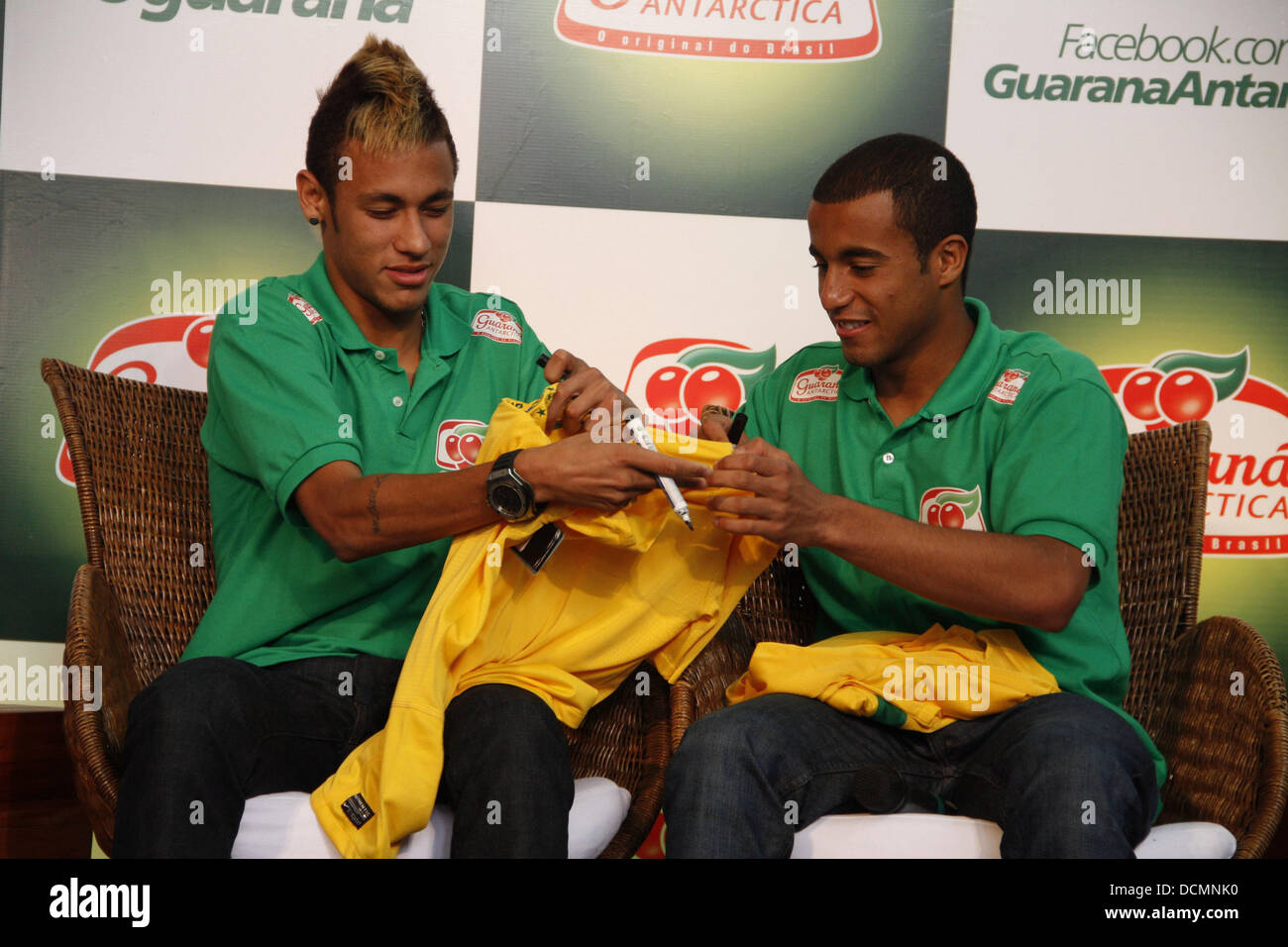 NEYMAR DISPLAYS STREET-STYLE SAMBA SOCCER SKILLS Brazilian footballer ...