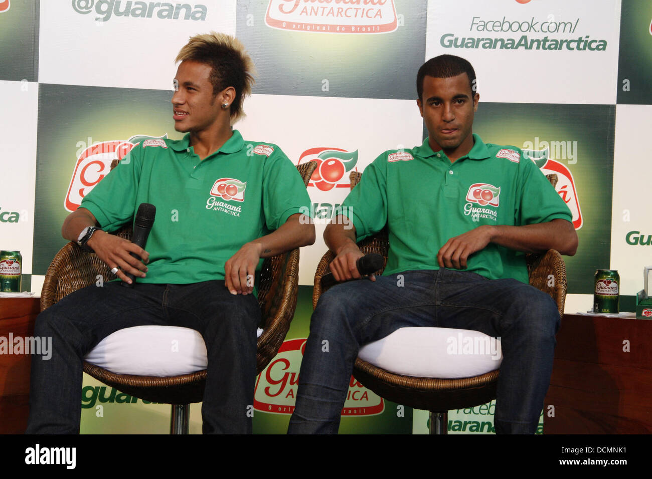 NEYMAR DISPLAYS STREET-STYLE SAMBA SOCCER SKILLS Brazilian footballer ...