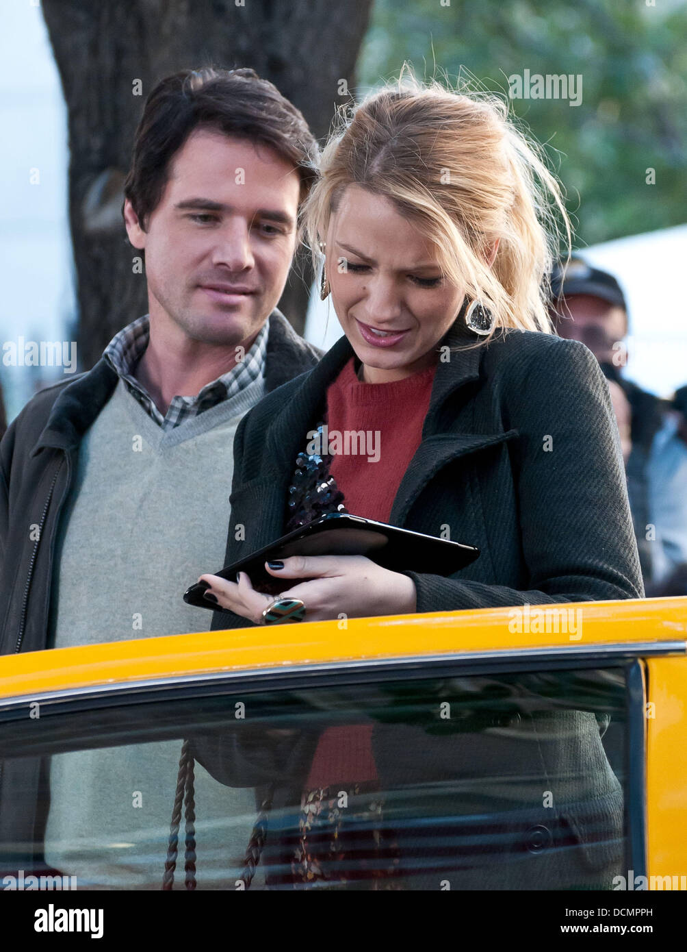 Blake Lively, Matthew Settle on location for 'Gossip Girl' in Manhattan ...