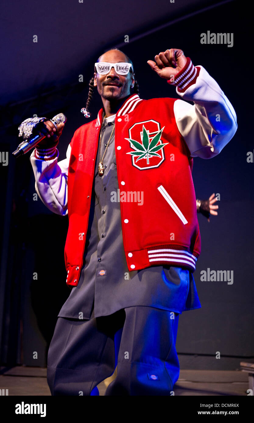 Snoop dogg performing in concert hi-res stock photography and images ...