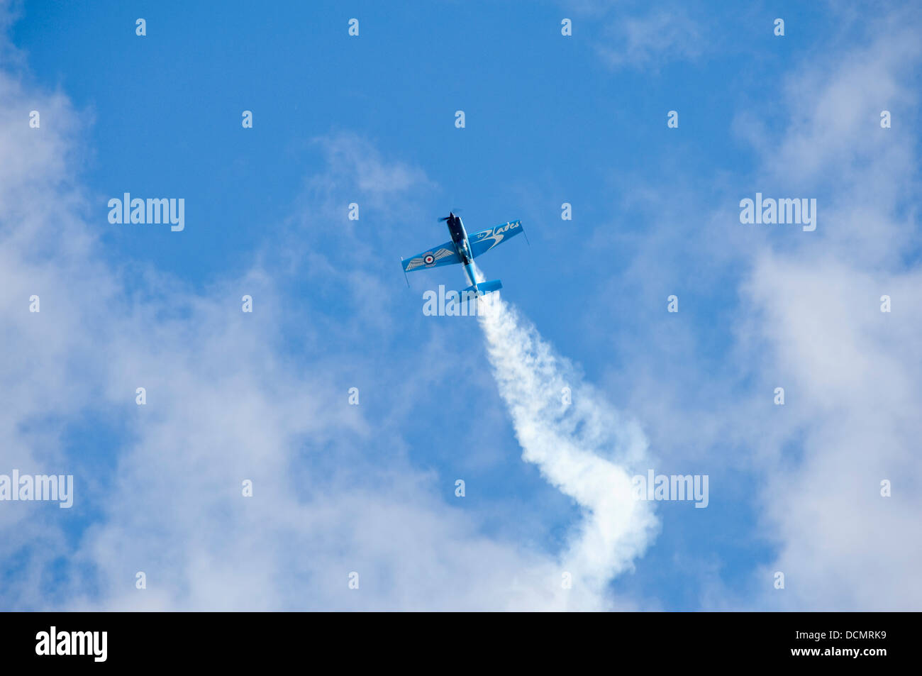 Plane doing aerobatic tricks hi-res stock photography and images - Alamy