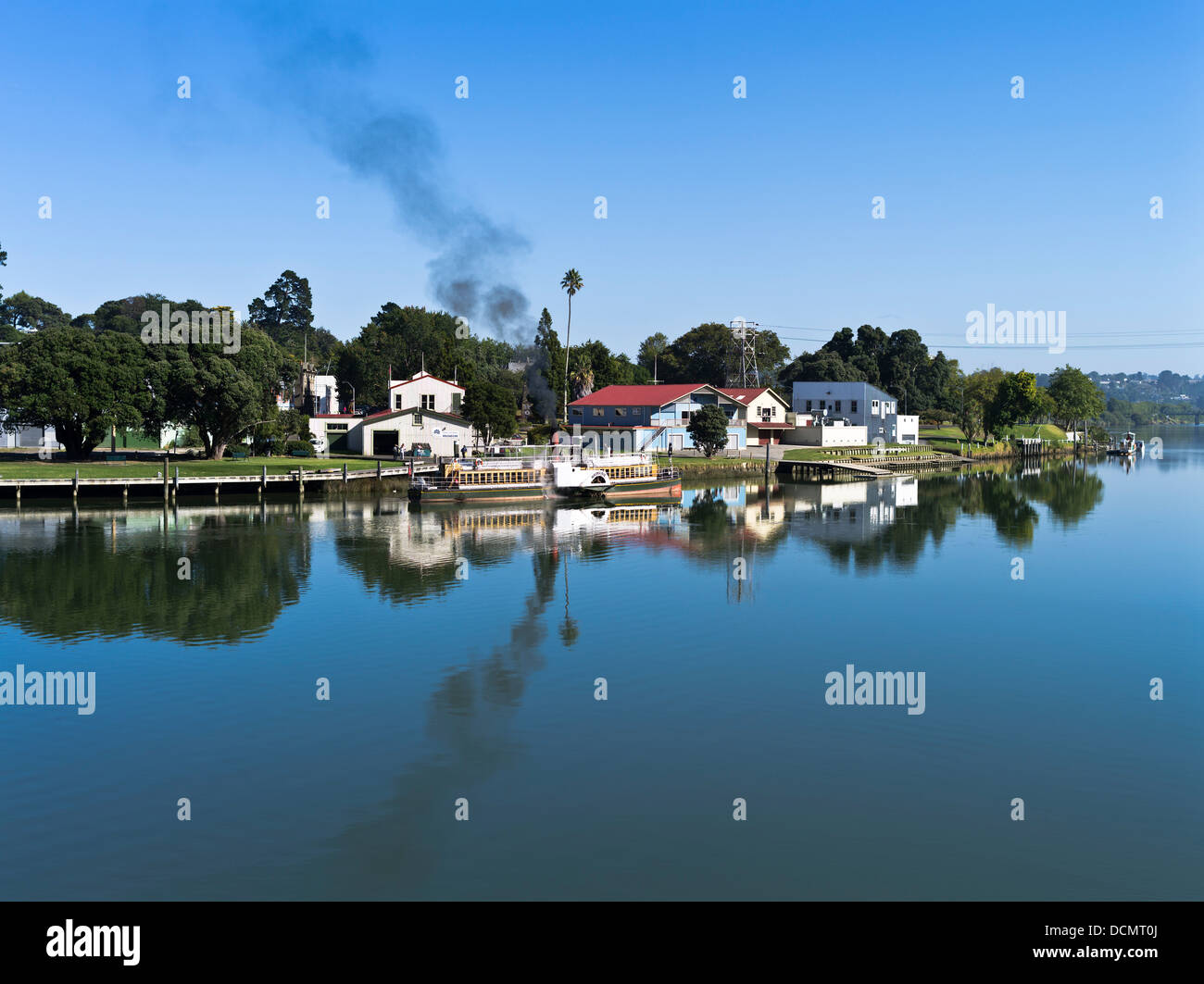 dh Whanganui River WANGANUI NEW ZEALAND Paddle steamer ship berthed ...