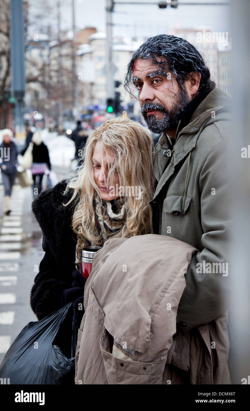 Homeless couple struggle city centre Stock Photo - Alamy