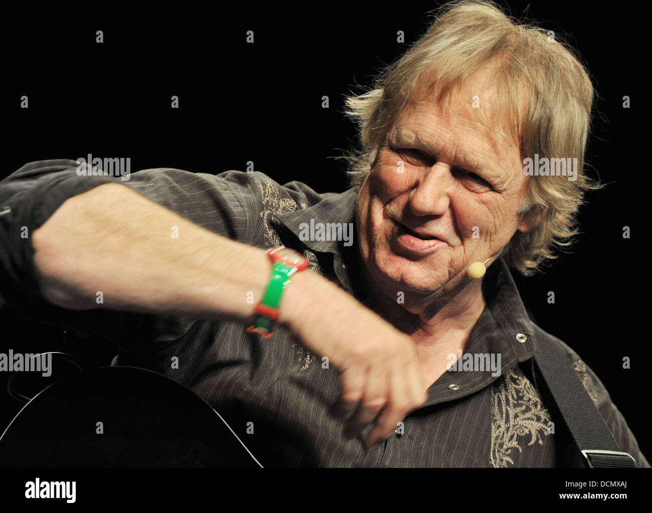 Musician Gunter Gabriel shows parts of the piece 'Ich, Gunter Gabriel ...