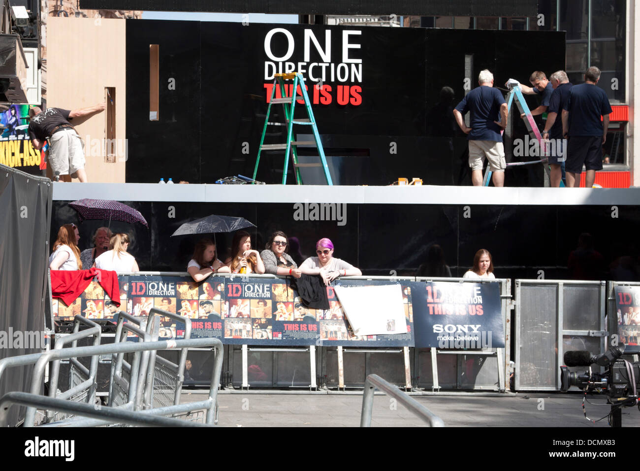 One direction fans hi-res stock photography and images - Alamy