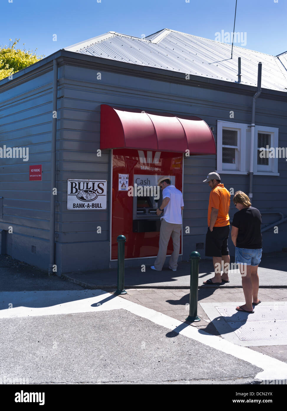 dh BULLS NEW ZEALAND NZ Bank cash point dispenser people queuing atm ...