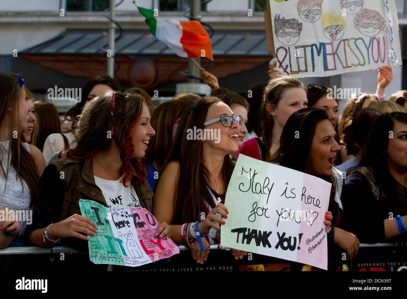 Leicester Square, London, UK. 20th August 2013. Thousands of teenage ...