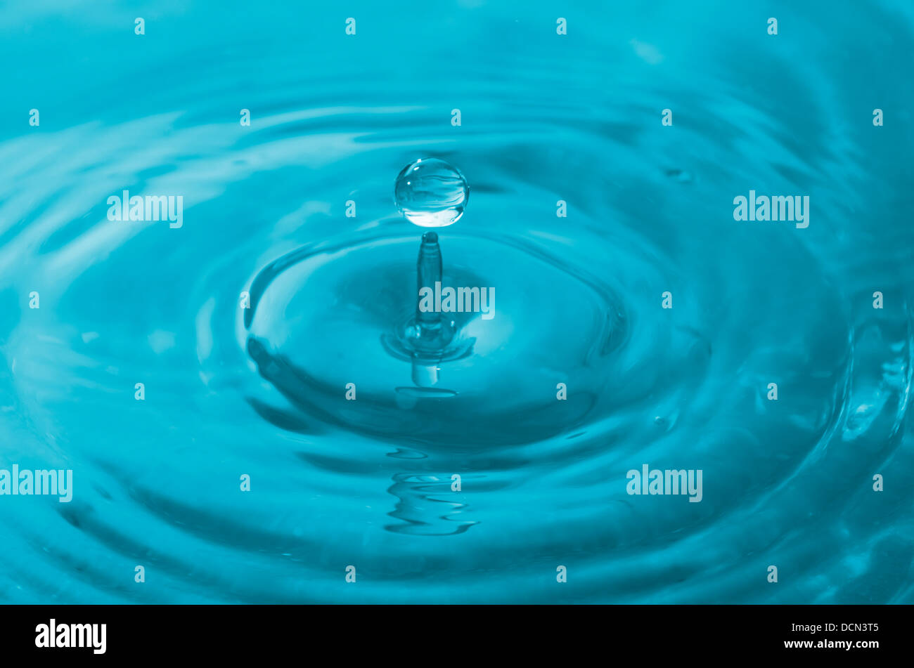 Falling water drop with reflection Stock Photo - Alamy