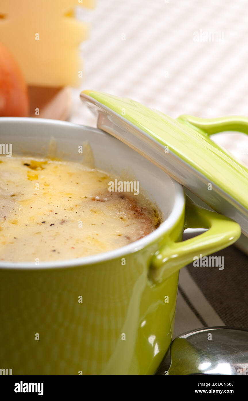 oinion soup with melted cheese and bread on top Stock Photo - Alamy