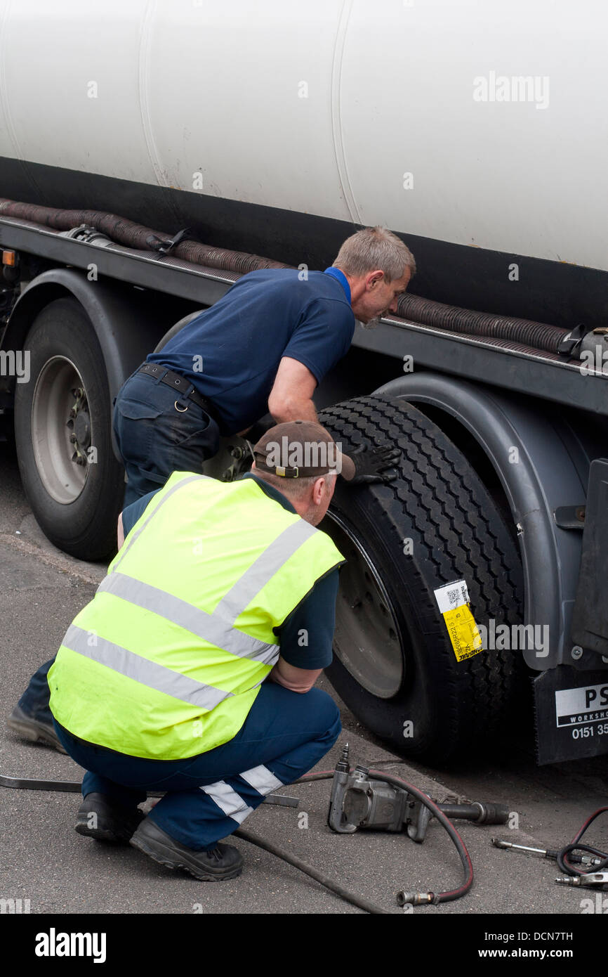 Changing a lorry tyre Stock Photo - Alamy