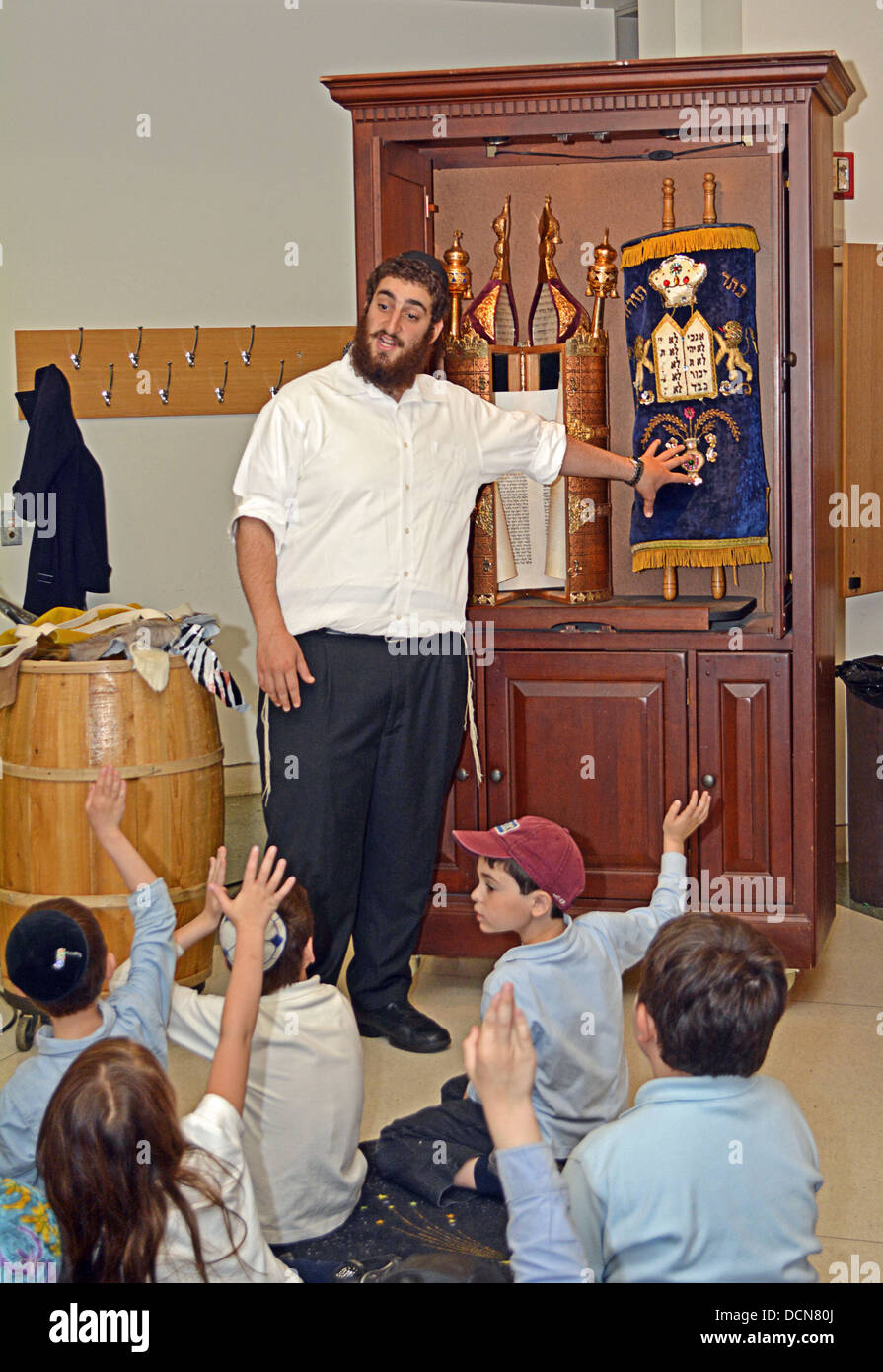 Orthodox jewish girls school hi-res stock photography and images - Alamy