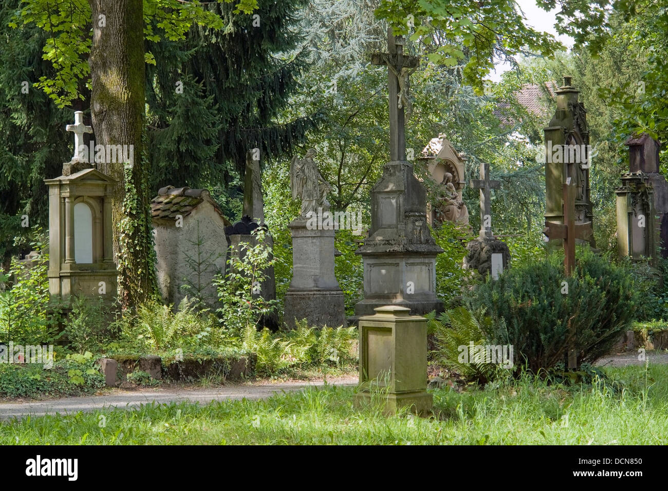 Old southern cemetery hi-res stock photography and images - Alamy