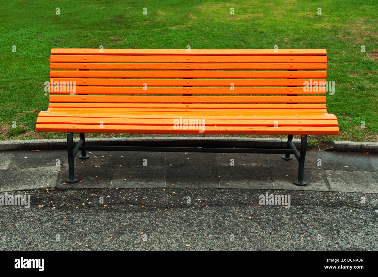 Park bench on rainy day hi-res stock photography and images - Alamy