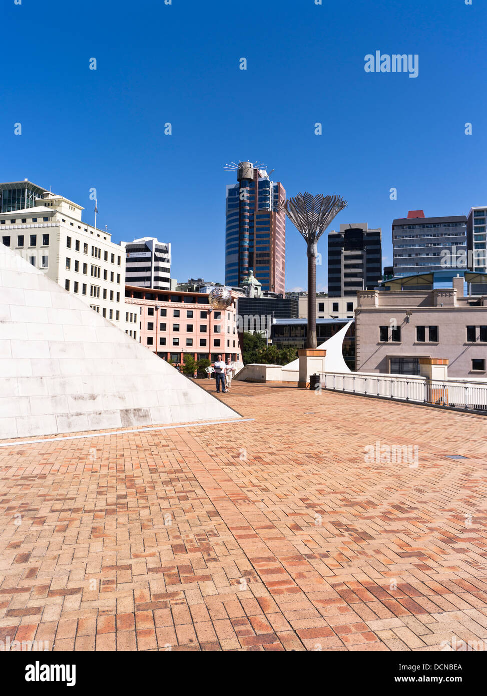 dh Civic Square WELLINGTON NEW ZEALAND Pyramid sculpture couple people ...