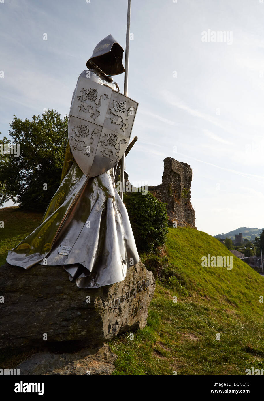 Sculpture of knight Llewelyn ap Gruffydd by Toby and Gideon Peterson at ...