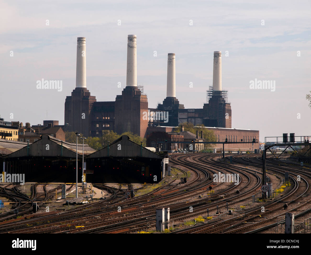 Busy railway hi-res stock photography and images - Alamy