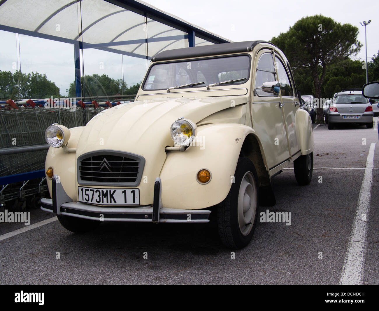 Cream coloured car hi-res stock photography and images - Alamy