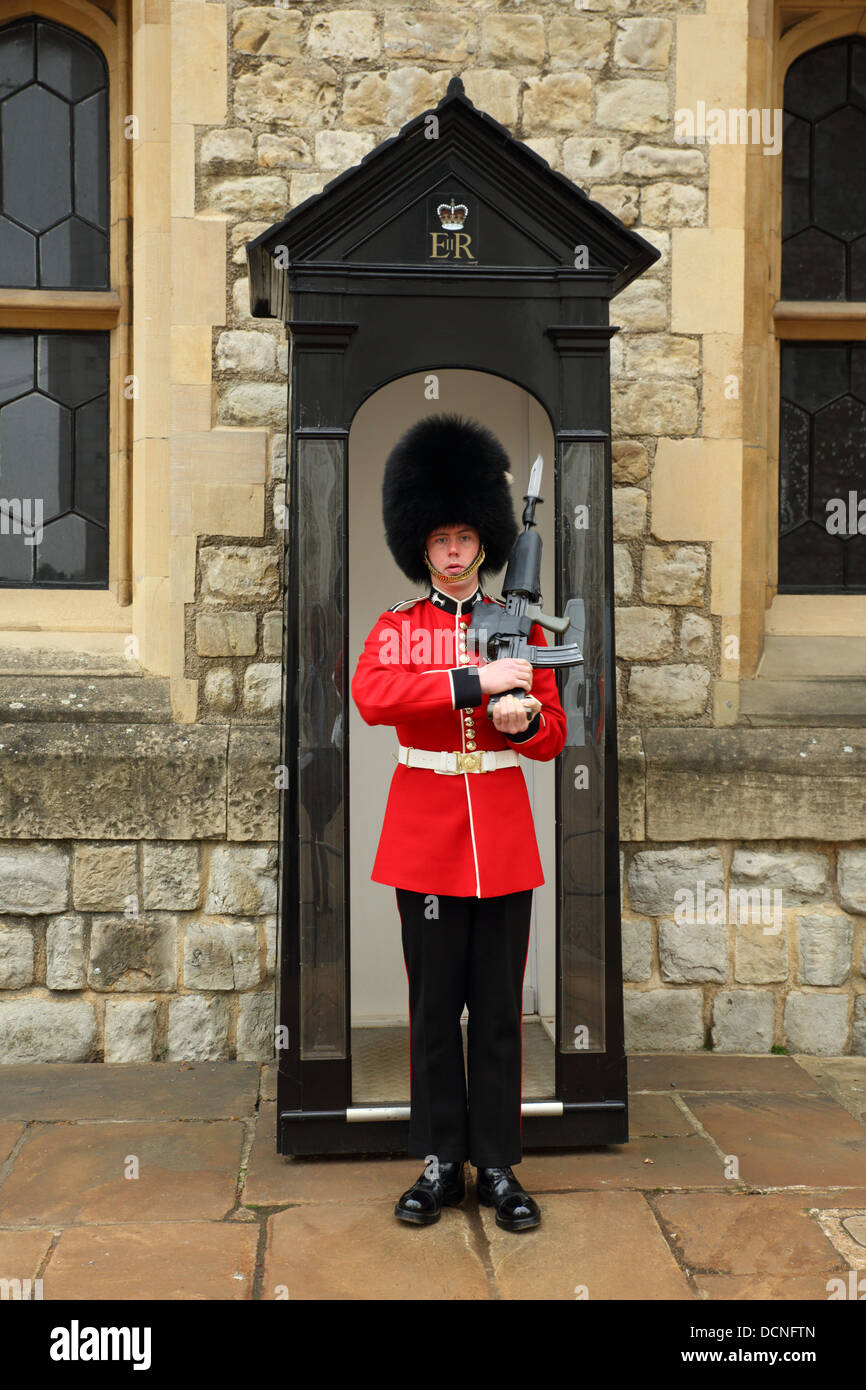 Royal Guard Beefeater Buckingham Palace Stock Photos & Royal Guard ...
