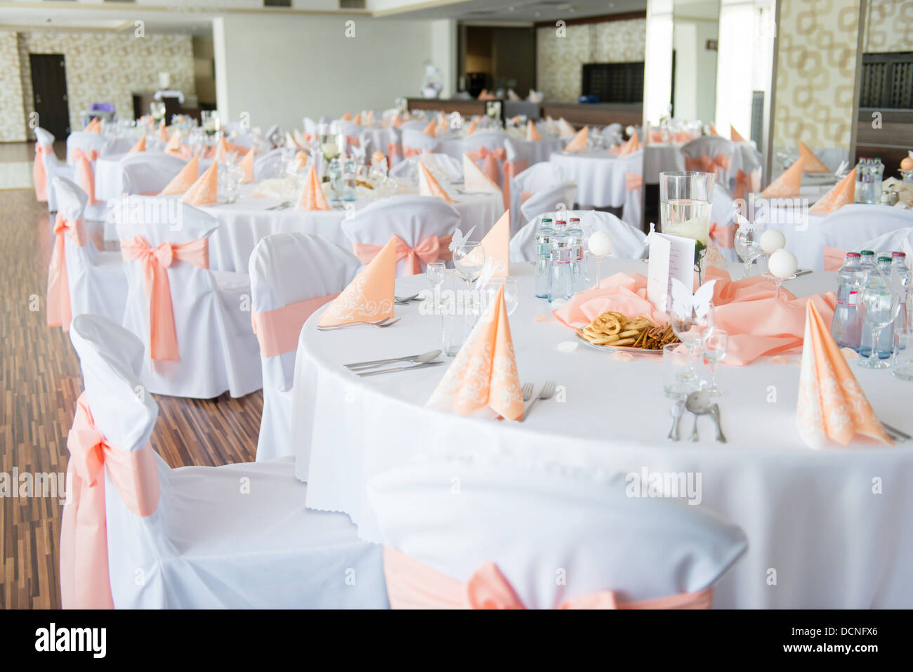 pink wedding table setting Stock Photo - Alamy