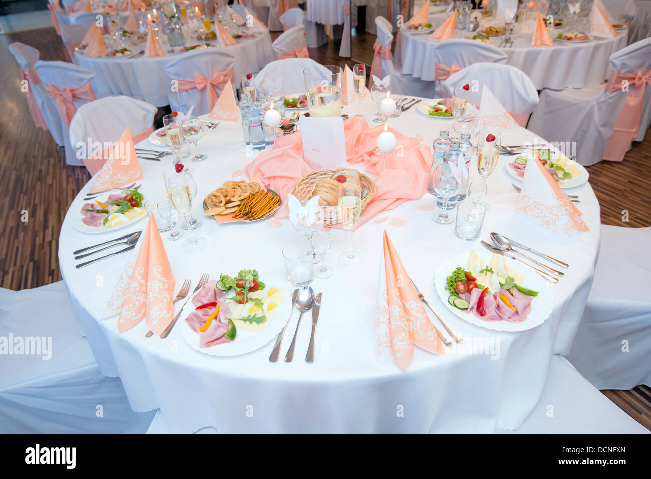 pink wedding table setting Stock Photo - Alamy